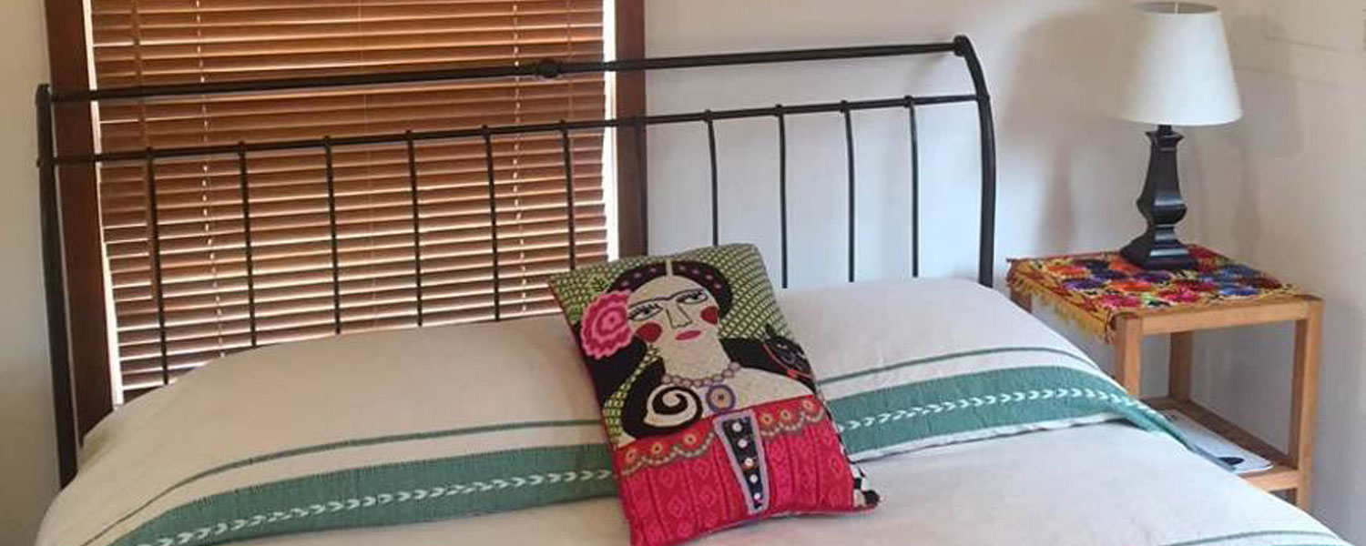 Wood Hamlet Ashland AirBnB - Mexico Room, Picasso Suite by downtown